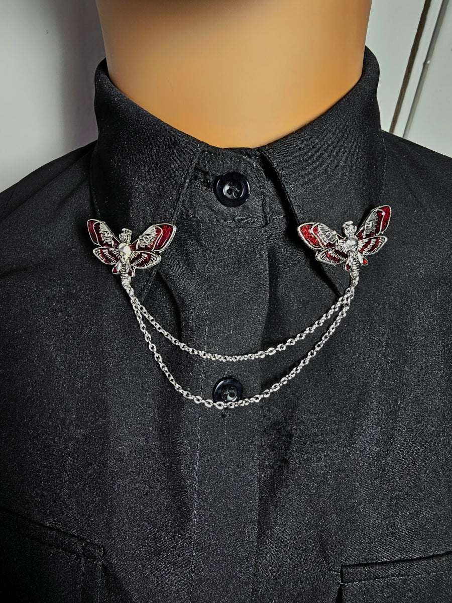 Red deadhead moth collar pin – Vesperto